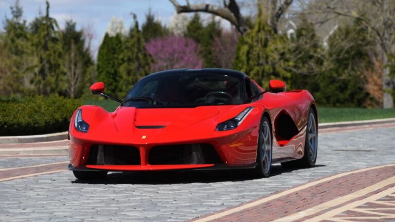Ferrari LaFerrari’s Record-Breaking Speed - FAST LANE ONLY