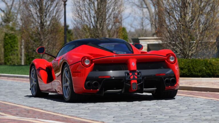 Ferrari LaFerrari’s Record-Breaking Speed - FAST LANE ONLY