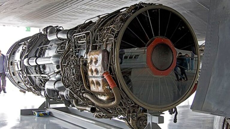 Inside the mind-blowing SR-71 Blackbird legacy - FAST LANE ONLY