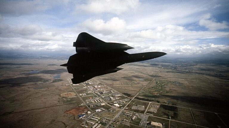 Inside the mind-blowing SR-71 Blackbird legacy - FAST LANE ONLY