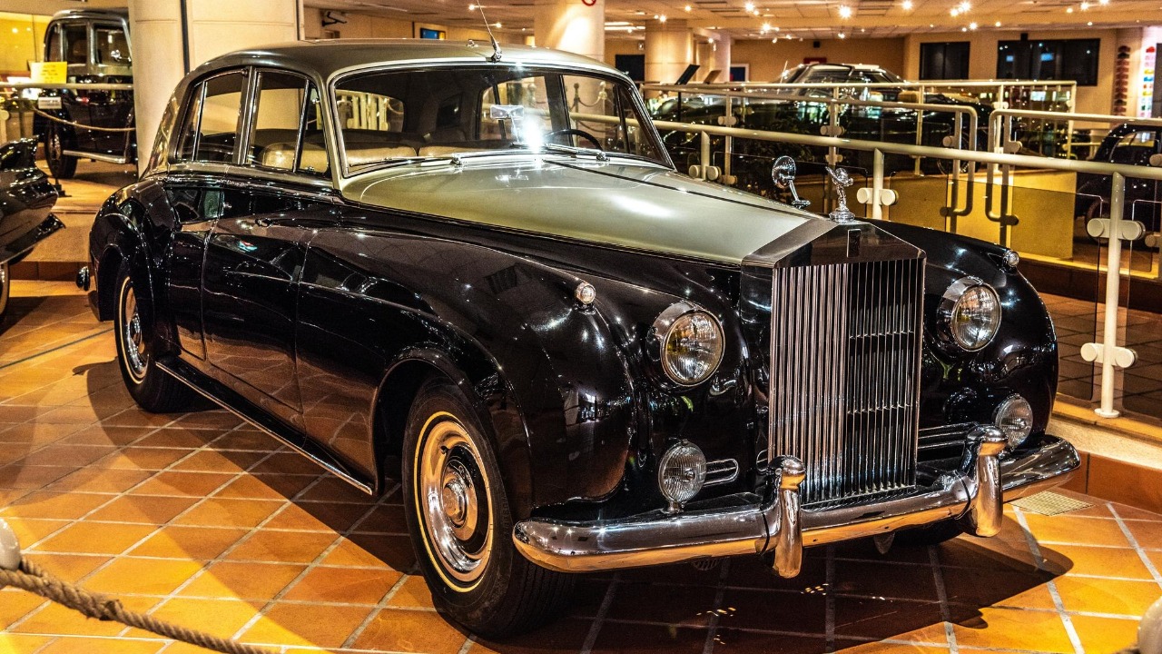 When the 1958 Rolls-Royce Silver Cloud defined luxury - FAST LANE ONLY