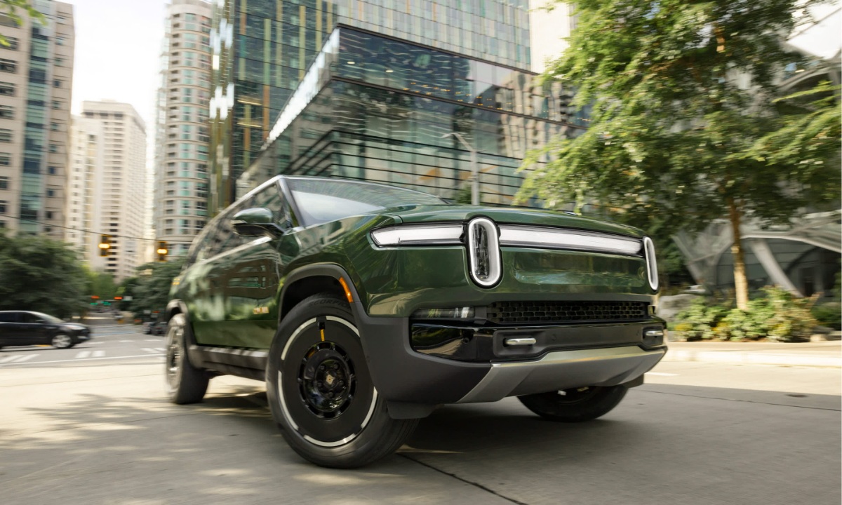 2026 Rivian R1T Quad Motor rockets to fastest pickup time ever - FAST ...