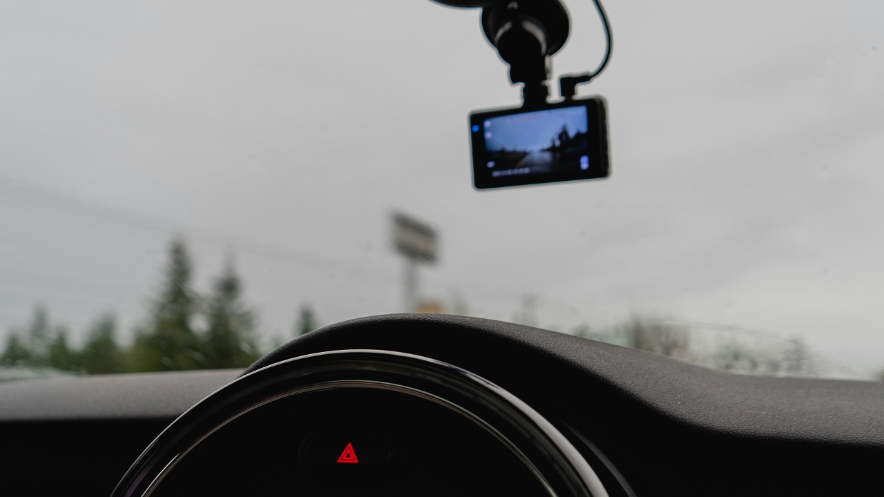 Dashcam captures semi truck launching over median in near-miss chaos ...